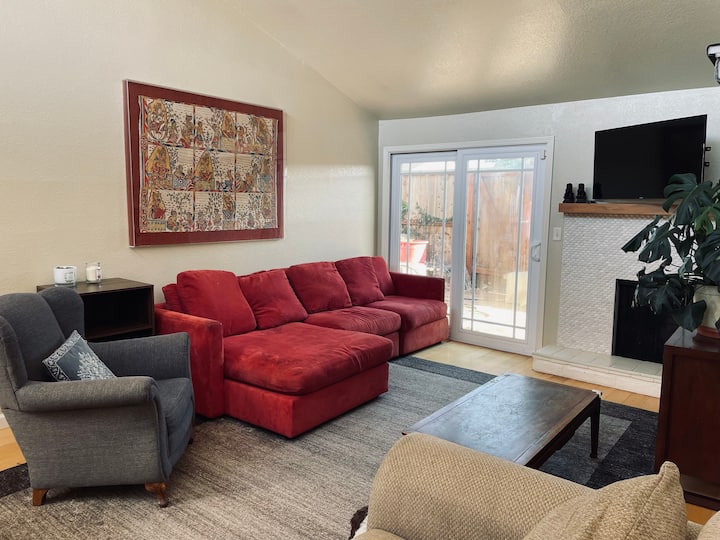 Conveniently Located End Unit Condo Next To Pool - Salinas, CA