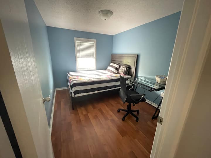 Queen Bedroom At Guelph South End - Guelph