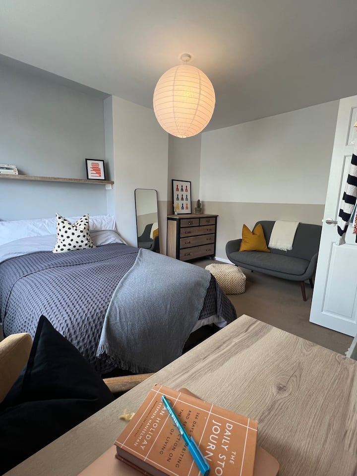 Spacious Large Boutique Bedroom, Parking - Bath
