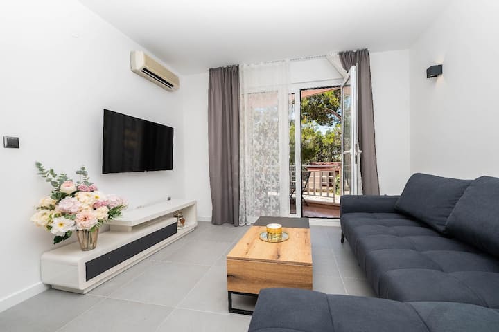 Family Holiday Apartment - Baška Voda