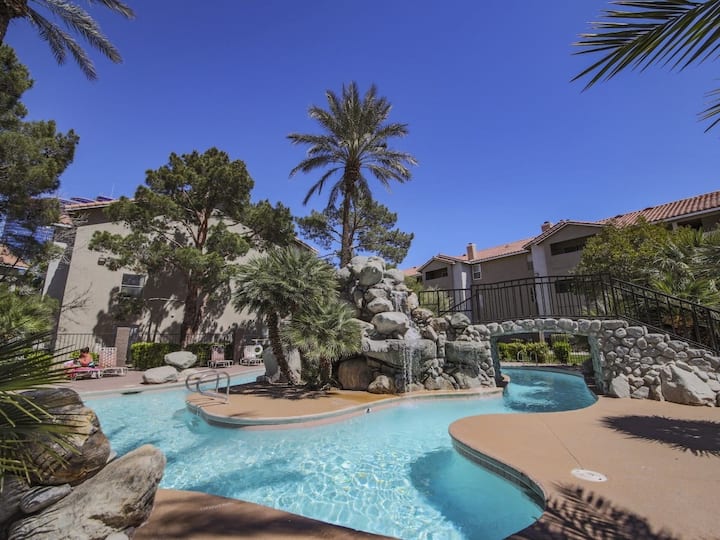 Sleek Retreat In Heart Of Vegas - Circus Circus Hotel