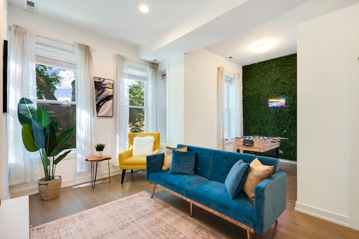 Queen Bed | Private Room | Gated Building - Chicago, IL