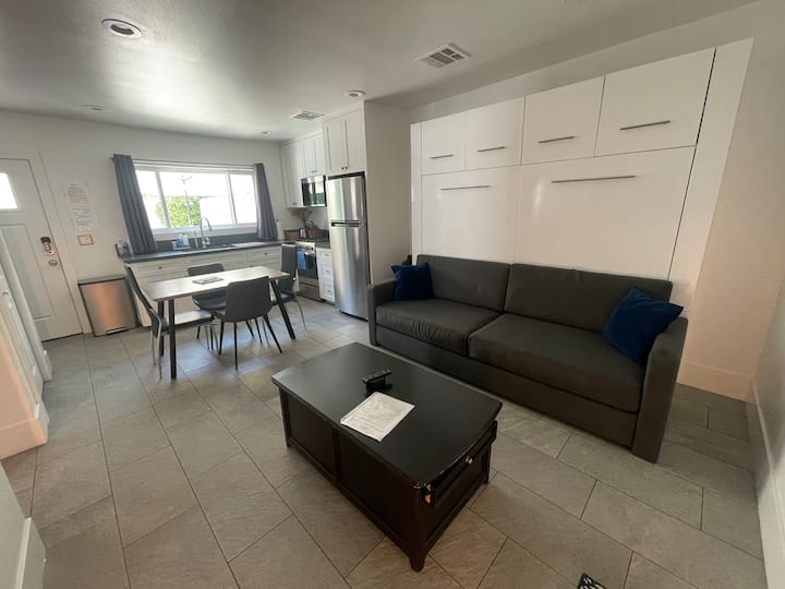 1 Bedroom Loaded Guest House Near Studios/airport! - Los Angeles, CA