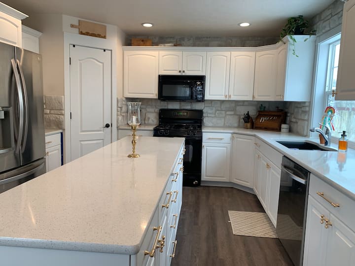 Large Family-friendly European Cottage - Idaho Falls, ID