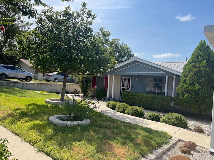 Entire House 10min Away From Lackland Af - Lackland AFB, TX