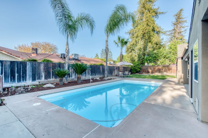 Relax And Play, Backyard Pool And Arcade - Fresno, CA