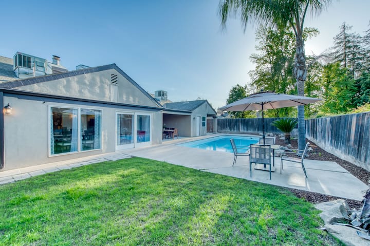 Relax And Play, Backyard Pool And Arcade - Fresno, CA