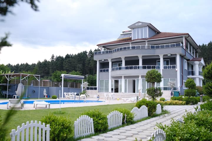 Düzce’de Havuzlu Lüks Villa –  Düğün & Nişan Uygun - Bolu