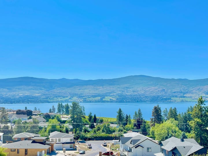 Pool, Hot Tub, Private Vineyard & Lake Views - West Kelowna