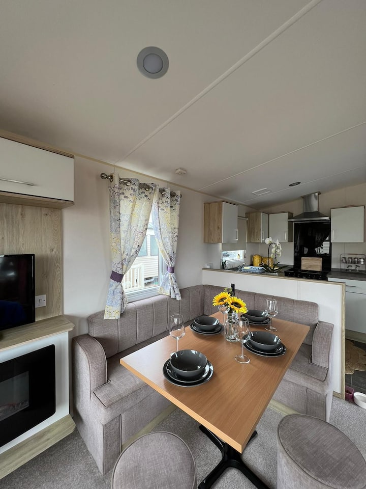 Elegant Three Bedroom Caravan - Essex