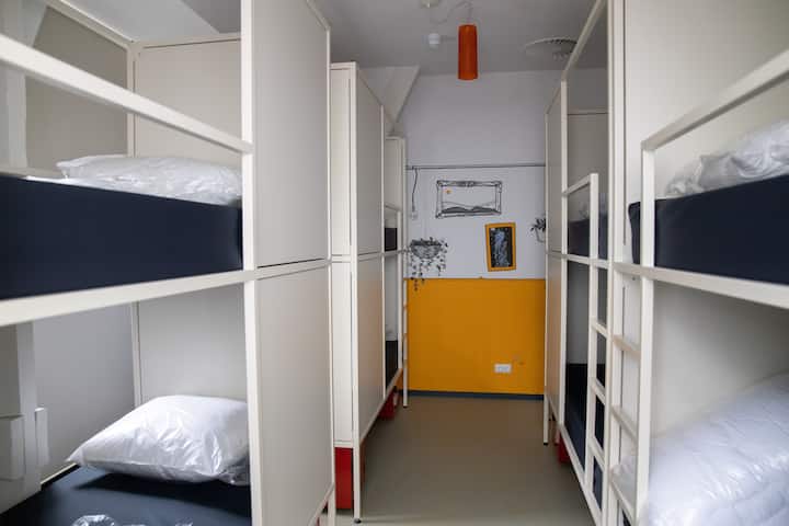 Bed In Dorm, Hostel & Bar De Basis - ズウォレ