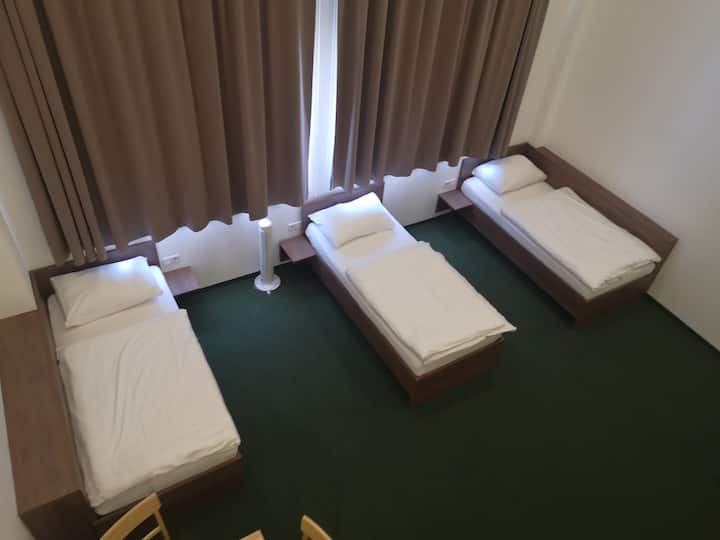 Sechsbettzimmer Mit Eigenem Bad - Wiener Neustadt