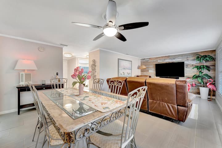 Coastal 2br | Pet-friendly • Near Sunset Beach - Tarpon Springs