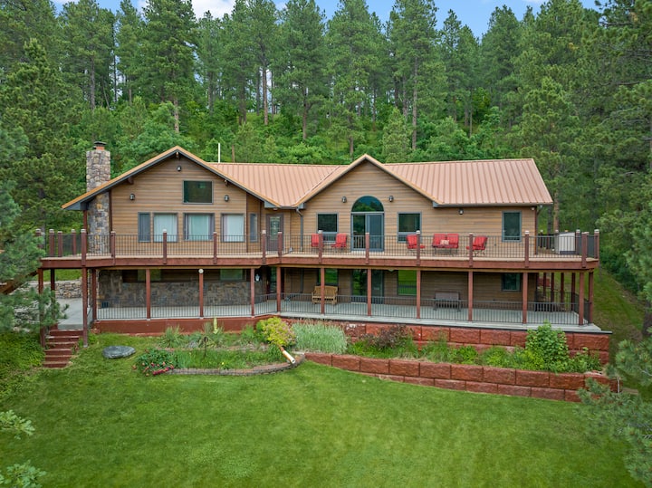 Peaceful Forest Park Lodge - Spearfish, SD