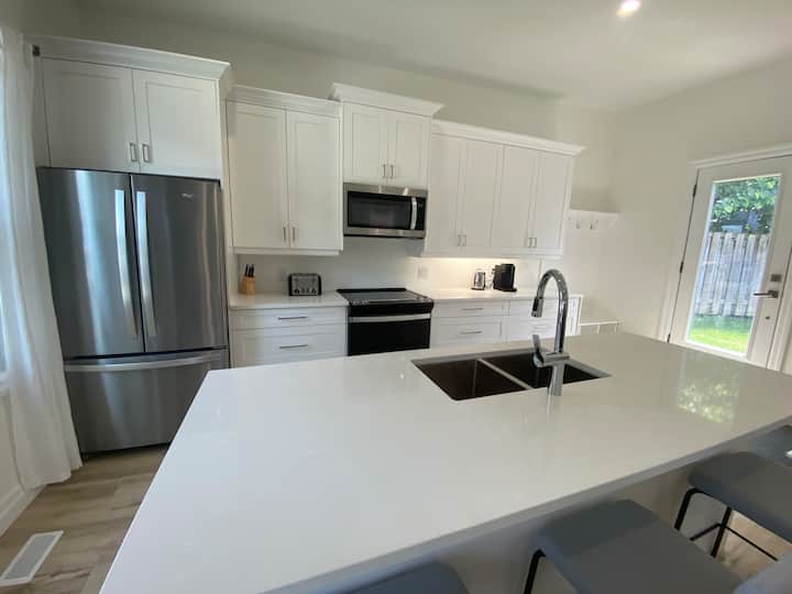 Simple Luxury 5 Minute Walk To Downtown Guelph - Guelph