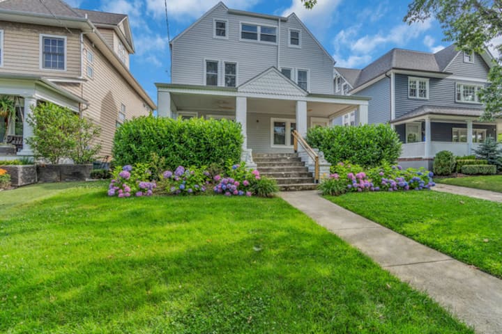 The Lana: Vintage Coastal Abode - Ocean Township, NJ