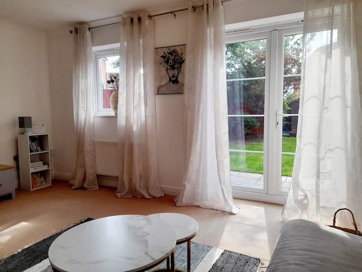 Spacious 4-bed Home Near Park | Aylesbury |Carport - Aylesbury