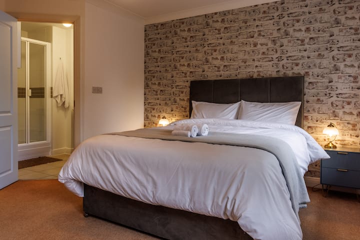 Spacious 4-bed Home Near Park | Aylesbury |Carport - Aylesbury