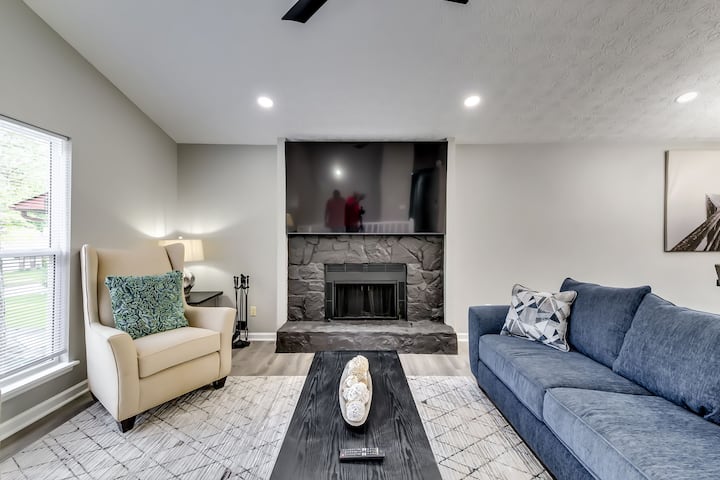 Lux 4br Retreat: 86" Smart Tv, 3bt, Deck & Grill - Alpharetta, GA