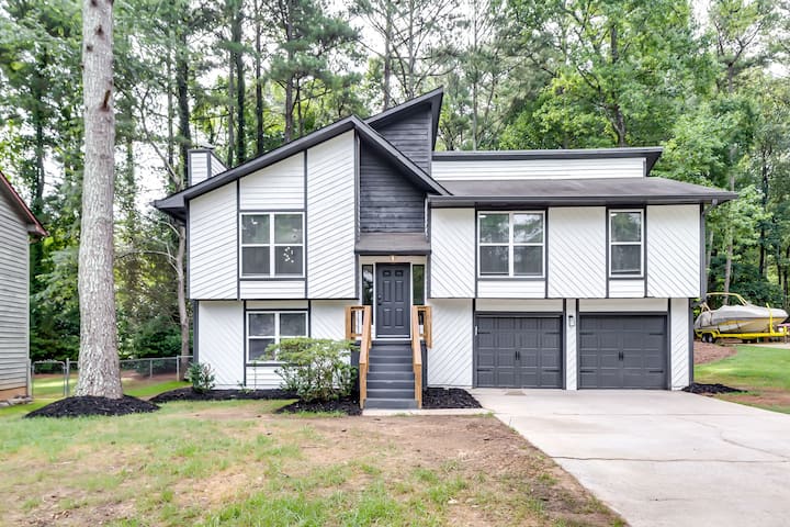 Lux 4br Retreat: 86" Smart Tv, 3bt, Deck & Grill - Alpharetta, GA