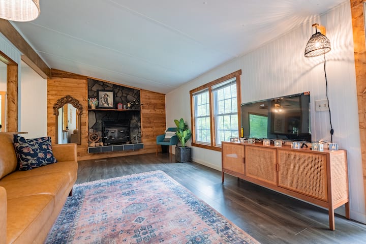 Mount Rainer Creekside Cabin Dog Friendly - Ashford, WA