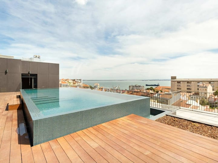 Rooftop Infinity Pool - Lisbon
