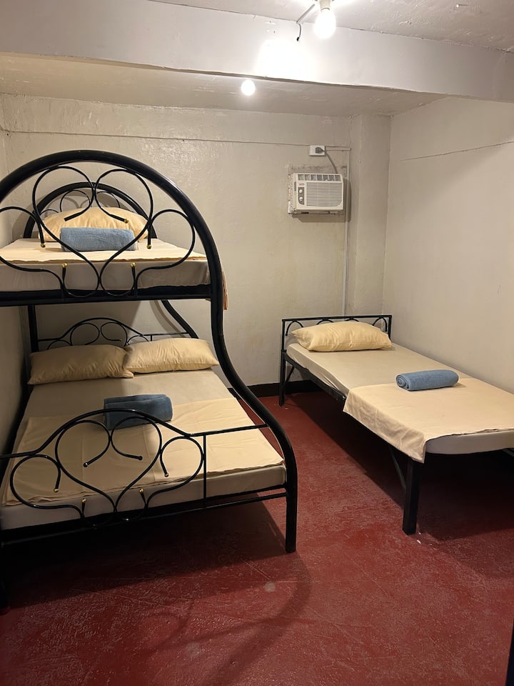 Little John's Town Inn - Coron