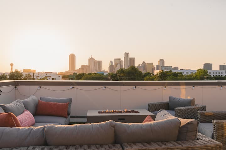 Entire Luxury Townhome W/ Pooltable & Skyline View - Dallas, TX