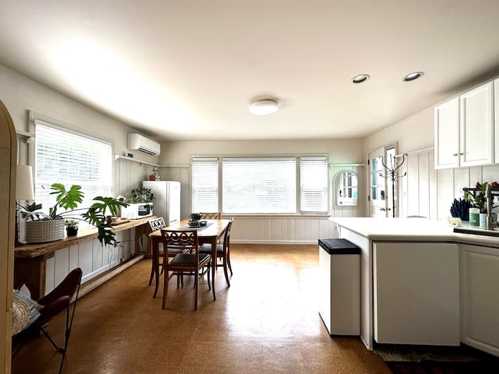 Light + Breezy Hideaway, 11 Min Walk To The Beach - Asbury Park, NJ