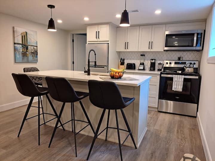 The Peaceful Hidden Gem -2 Bedroom - Sleeps 6 - Guelph