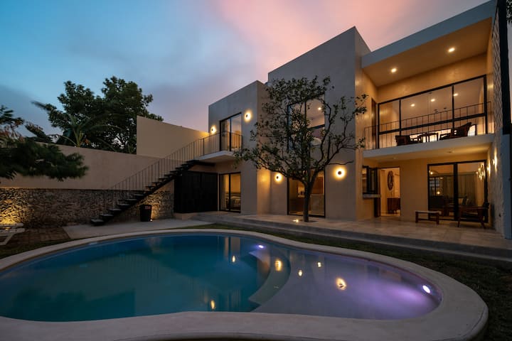 Extra Large Residency, 2 Private Pool, Garage, 7bd - Mérida