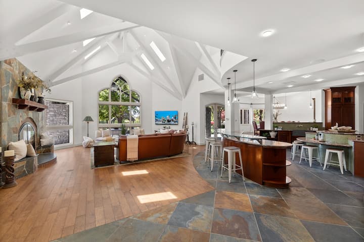 Luxury Castle Retreat Sacramento Davis - Davis, CA