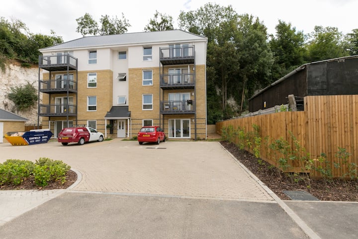 Hertford • Modern Flat • 2 Bedrooms • Full Kitchen - Hertford Castle