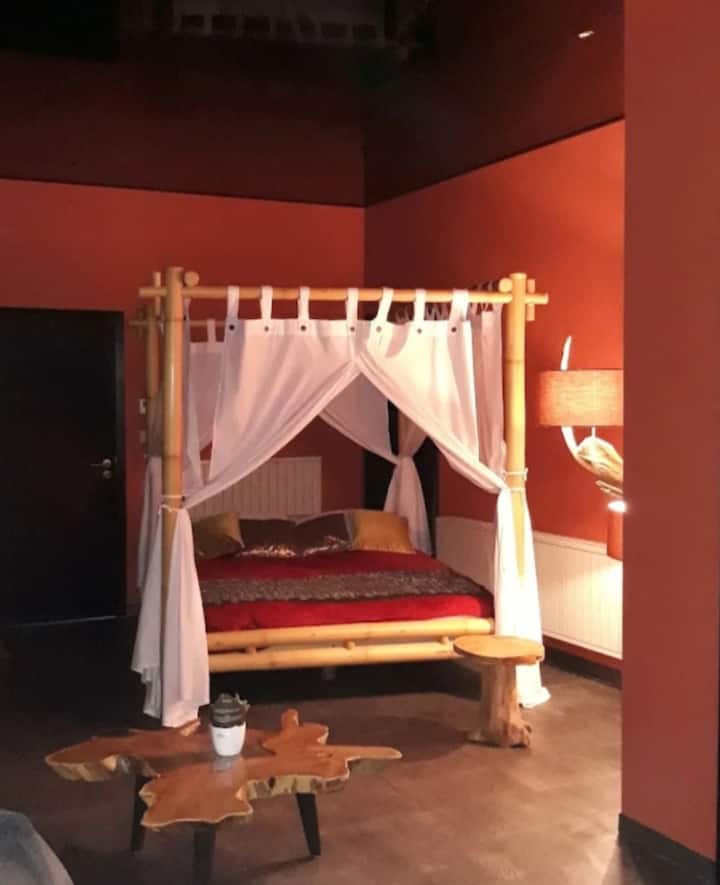 Suite Privative Jacuzzi, Sauna, Fauteuils Massants - Charleroi