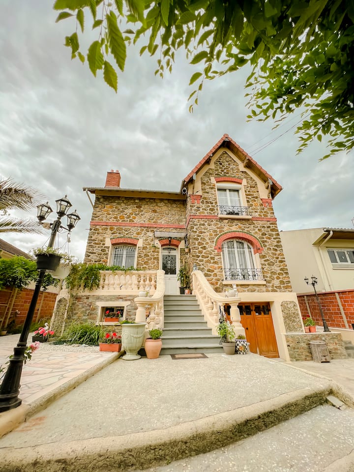 Maison Meulière Avec Très Grand Et Beau Jardin - Livry-Gargan