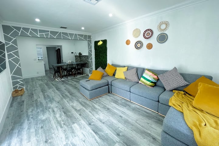 Bright & Beautiful 2-br By Miami Airport Apt 1: - Miami, FL