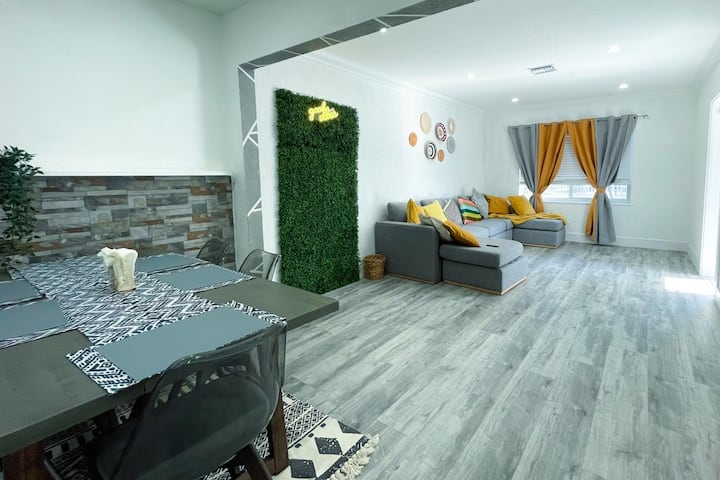 Bright & Beautiful 2-br By Miami Airport Apt 1: - Westchester, FL