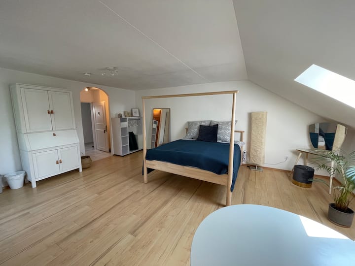 Schönes Gästezimmer Mit Balkon - München