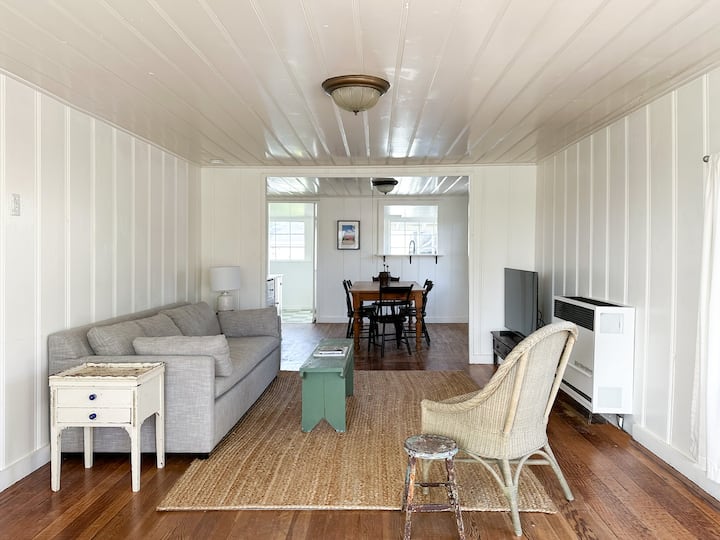 Vintage Cottage Getaway - Carpinteria, CA