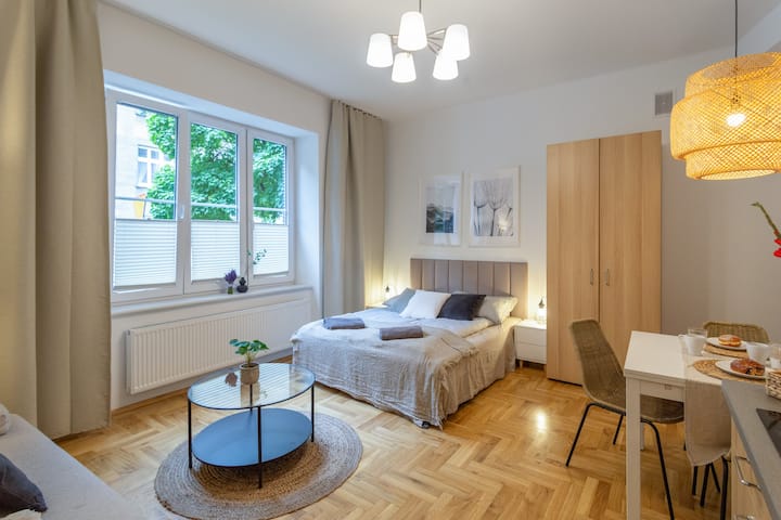 June A: Clean & Central By The River - Cracovia