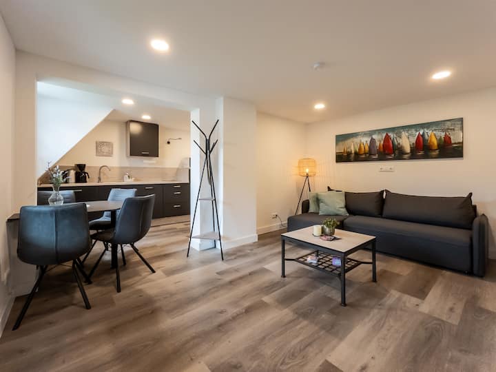 Haus Am Iberg 4, Wohnung 4 Mit Balkon - Neuastenberg