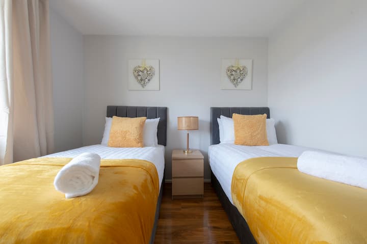 Lovely 2 - Bd Condo With River & City View - Dagenham