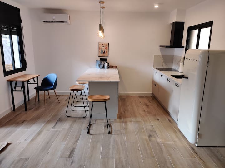 Cozy Apartment Near Beach/train - Badalona