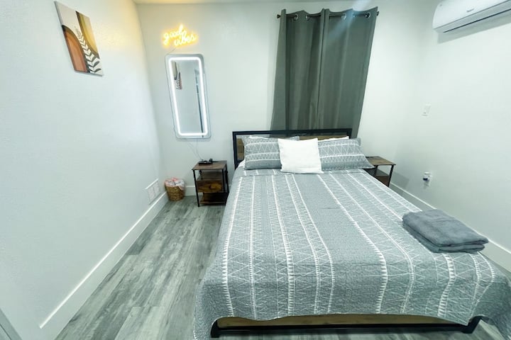 Bright & Beautiful 1-br By Miami Airport Apt 3 - Fountainbleau, FL