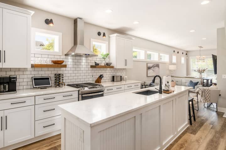 Luxury Downtown Stunner With Patio Oasis - Columbus, OH