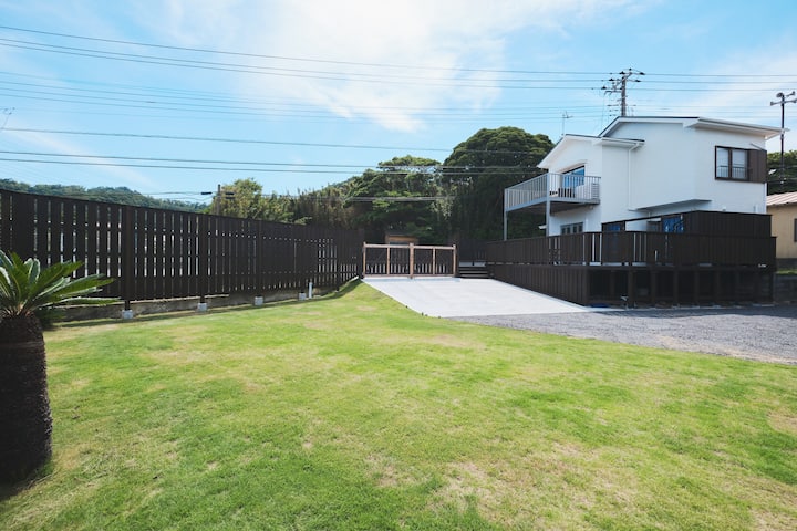 【開業記念セールなう】すぐそこに、海。広い庭でBbqと露天風呂を愉しむリゾートコテージ/駐車場完備 - 다테야마시