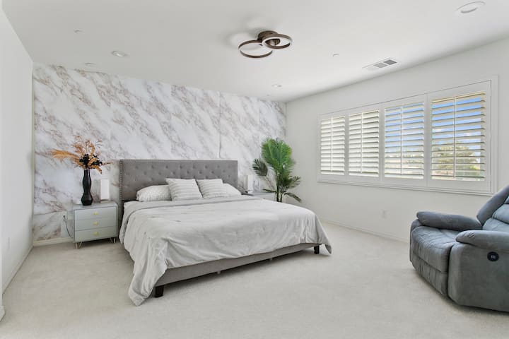 M2m Instant Tour | 5-bedroom Retreat M#41793 - Fontana, CA