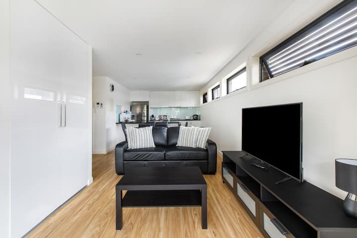 Homey Family Loft With Balcony & Parking Space - Box Hill