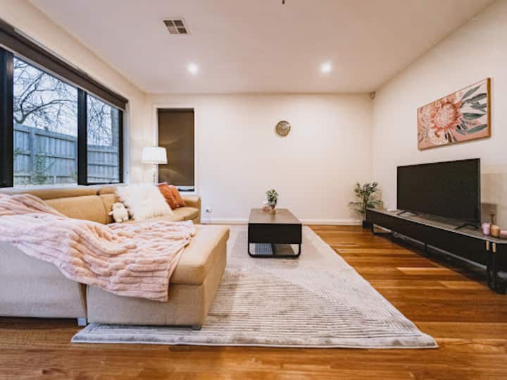 Ringwood Luxury 4br House - Mitcham