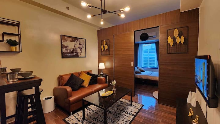 City Central Unit With Picturesque Skyline View - Makati City